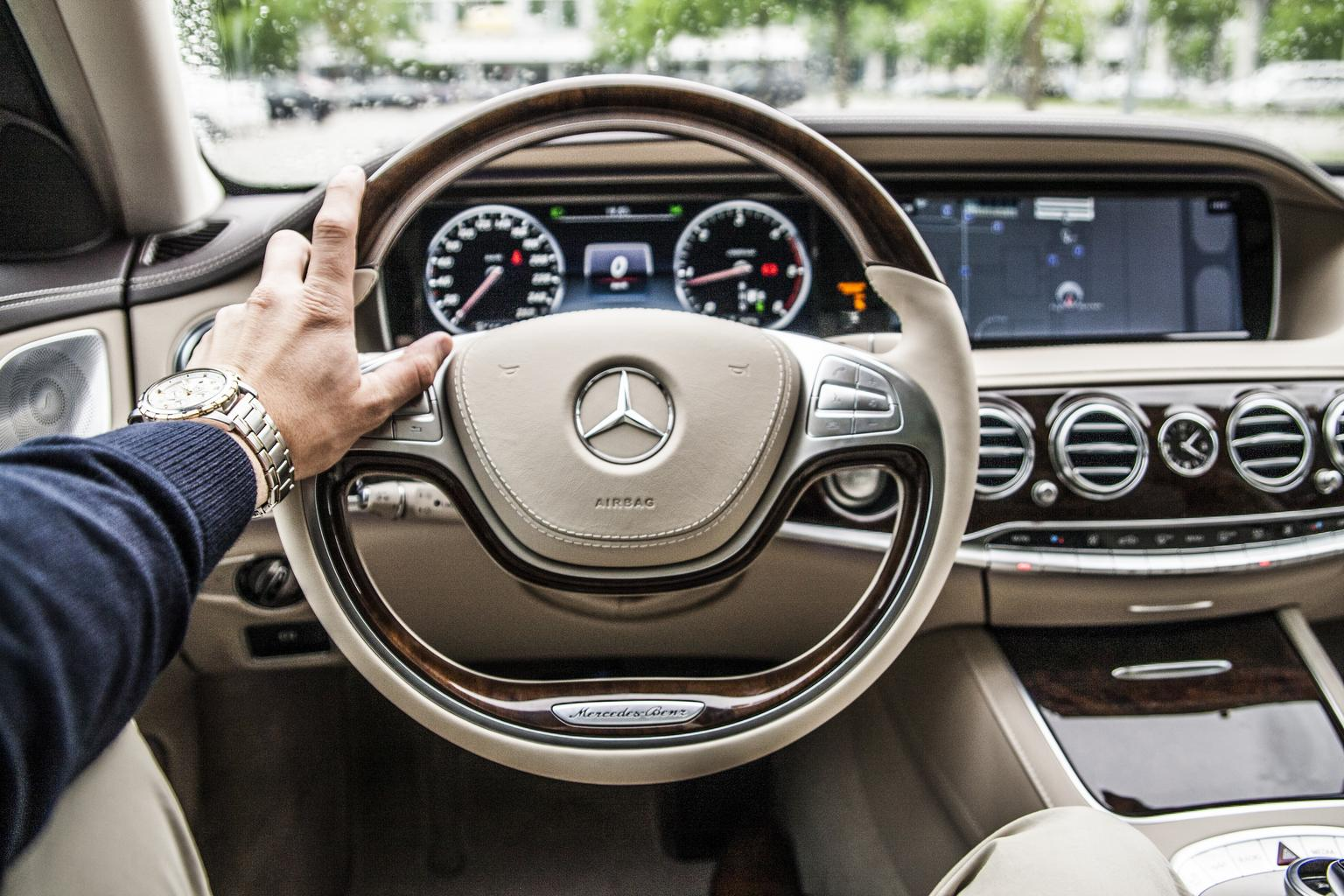 What is the proper way to steer a car? - Auto Gear Up